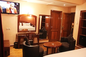 Suíte superior, 2 quartos | Frigobar, cofres nos quartos, escrivaninha, cortinas blackout