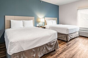Quarto, 2 camas queen-size, acessível, não fumadores | Secretária, secretária adequada para computadores portáteis 