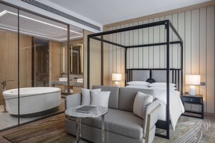 Suíte club, 1 quarto | Roupas de cama premium, edredons de pluma