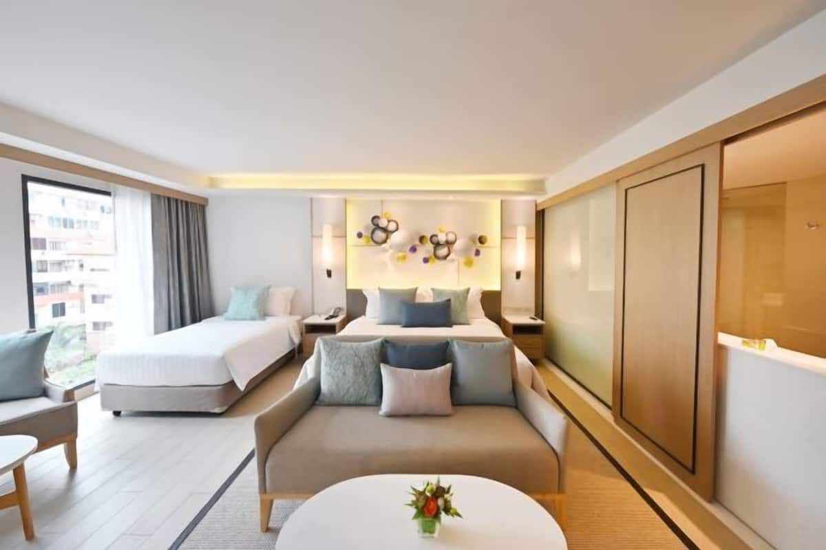Minibar com produtos grátis, cofre no quarto, secretária