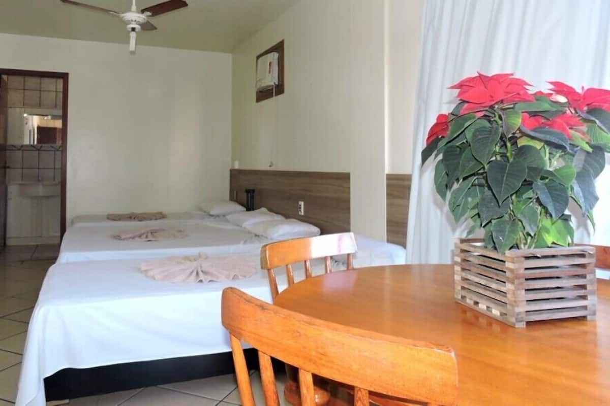 Quarto quádruplo | Wi-Fi de cortesia, roupa de cama