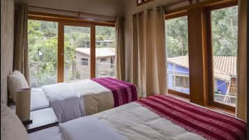 Edredões de penas, minibar, cofre no quarto