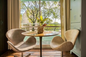 Com decoração personalizada, com mobília individualizada, Wi-fi grátis 