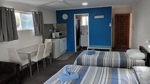 Escrivaninha, ferros/tábuas de passar roupa, Wi-Fi de cortesia