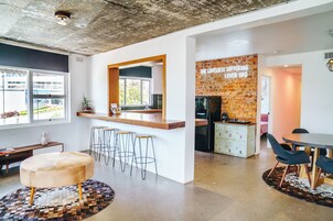 Apartamento, várias camas, para não fumantes | Área de estar | Smart TV 32 polegadas com canais digitais, TV, Netflix