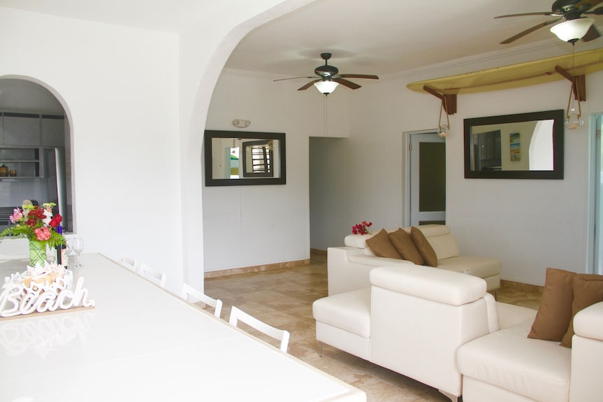 Pasos De Agua Y Restaurantes, Justo En La Playa De Jobos!, ¡Buena Ubicación! - Puerto Rico