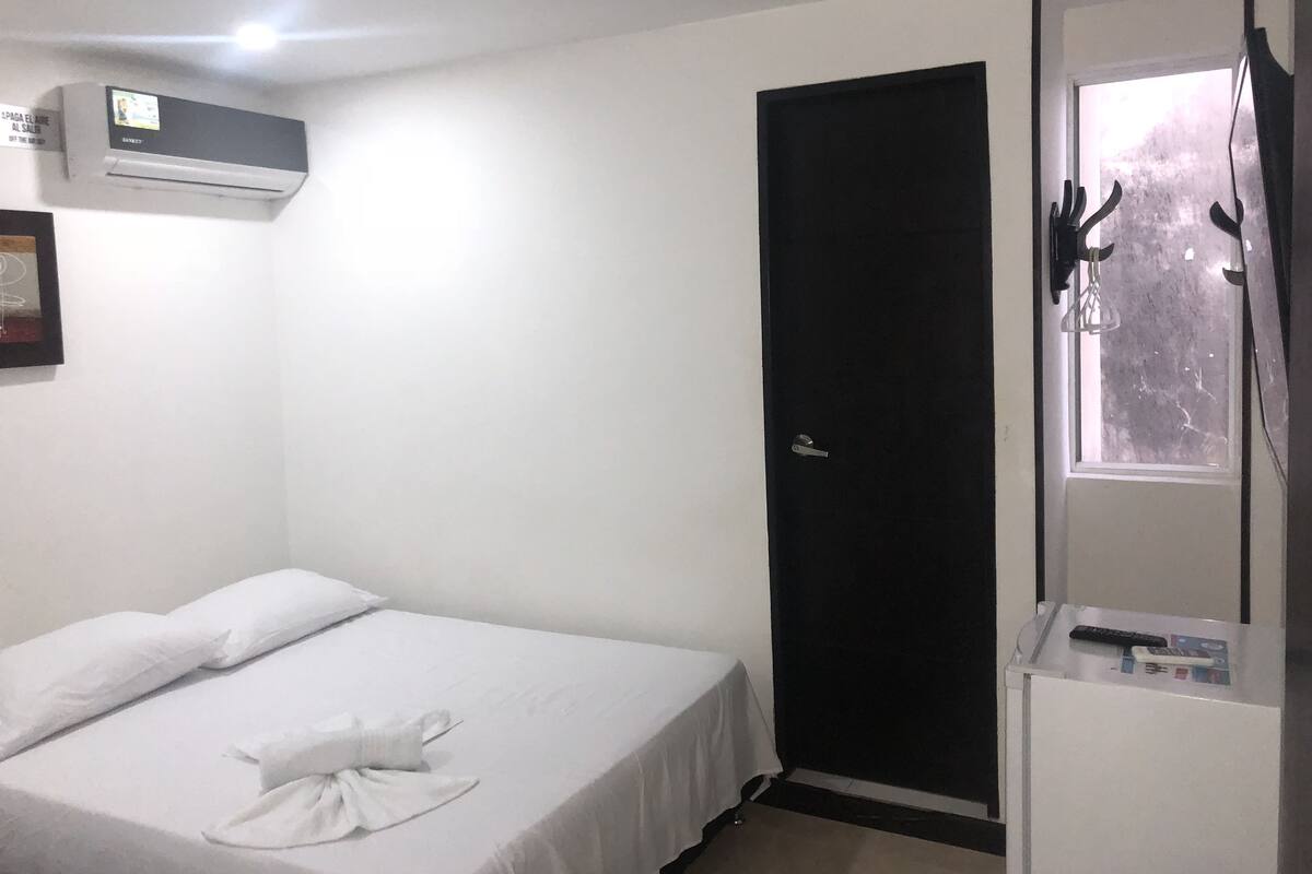 Quarto Triplo Económico | Com mobília individualizada 