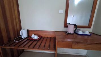 Quarto casal básico, 1 cama de casal, acessível, para não fumantes | Escrivaninha, ferros/tábuas de passar roupa, roupa de cama