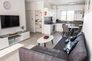 Apartamento, 2 quartos, junto à praia | Sala de estar | Smart TV, Netflix 