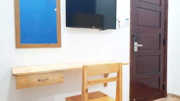Quarto casal básico, 1 cama Queen | Comodidades do quarto