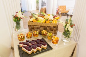 Pequeno-almoço tipo buffet diário mediante uma taxa 