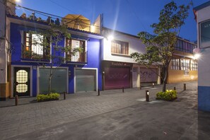 Fachada do alojamento (tarde/noite)