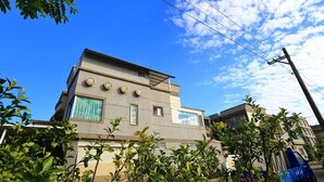 Um edifício com vários andares, teto plano e uma série de janelas.