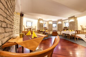 Café da manhã com buffet grátis todos os dias