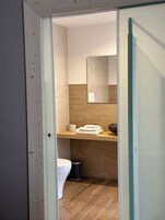 Quarto Duplo Deluxe | Casa de banho | Um polibã, artigos de higiene pessoal grátis, um secador de cabelo 