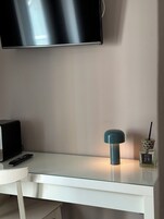 Quarto Triplo Comfort | Sala de estar | TV de ecrã plano 