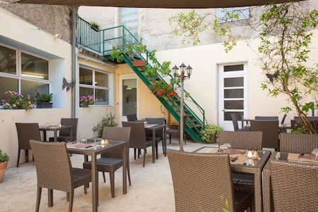 Café da manhã, almoço e jantar; culinária francesa . Hôtel Le Boulevard