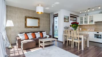 Apartamento superior, vista para o rio | Sala de estar | TV LCD, console de videogame