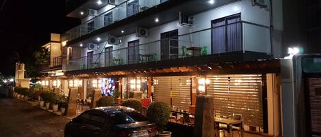 Fachada do alojamento (tarde/noite)