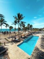 2 piscinas exteriores, guarda-sóis, espreguiçadeiras 