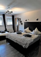 Quarto triplo | Roupas de cama antialérgicas, cofres nos quartos