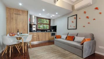 Apartamento Superior | Sala de estar | TV de ecrã plano