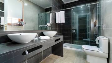 Apartamento Superior | Casa de banho | Um polibã, artigos de higiene pessoal grátis, um secador de cabelo