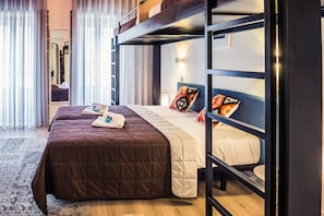Quarto Quádruplo (Pias) | Ferro/tábua de engomar, Wi-fi grátis, roupa de cama fornecida 