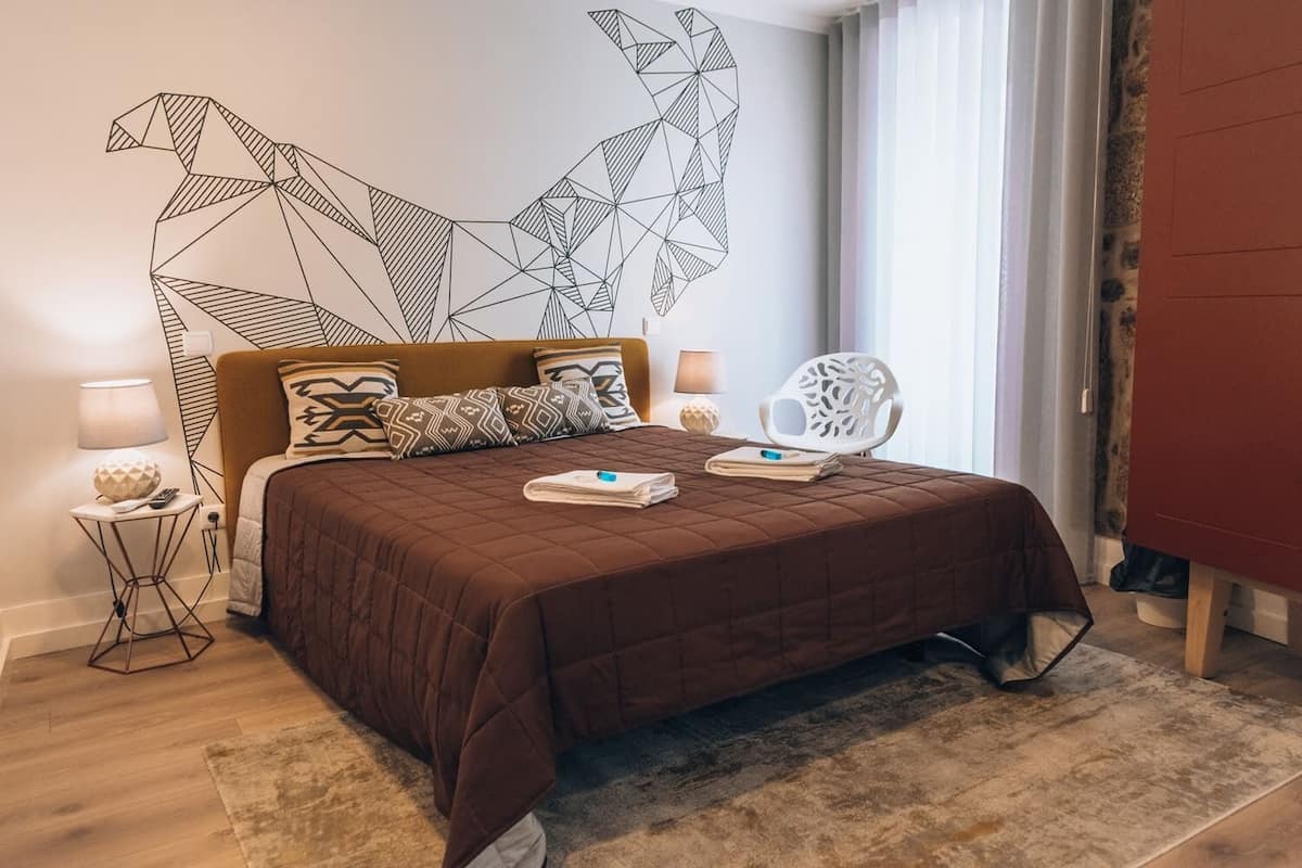 Quarto Triplo (Ramalho) | Ferro/tábua de engomar, Wi-fi grátis, roupa de cama fornecida