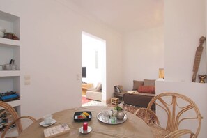 Apartamento design, várias camas, para não fumantes | Opções para refeição no quarto