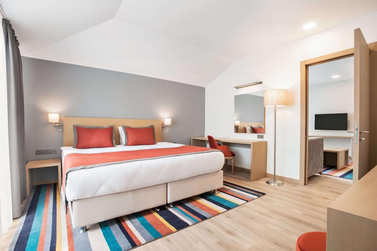 Suíte, 1 cama King, para não fumantes | 1 quarto, roupas de cama de algodão egípcio, roupas de cama premium