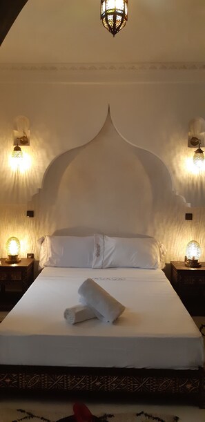 Quarto casal luxo, 1 cama Queen, para não fumantes | Individualmente decorados, ferros/tábuas de passar roupa, berços grátis