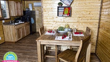 Um frigorífico, um micro-ondas, uma placa de cozinha