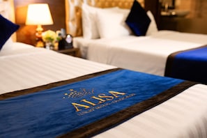 Roupas de cama premium, frigobar, cofres nos quartos, escrivaninha