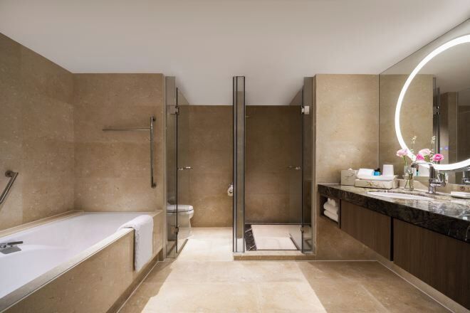 Casa de banho | Um polibã e uma banheira separados, um chuveiro fixo 