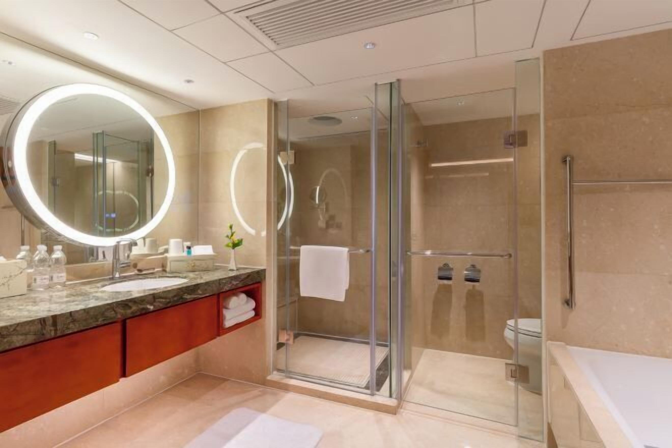 Um polibã e uma banheira separados, um chuveiro fixo 