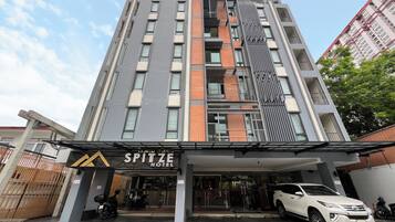 Um hotel moderno com uma placa de destaque que diz "SPITZE HOTEL".