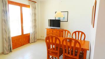 Apartamento, terraço | Cozinha privada | Geladeira grande, micro-ondas, cooktop, cafeteira/chaleira