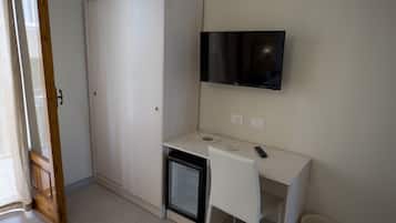 Quarto casal, sacada, vista para o jardim (8) | Comodidades do quarto