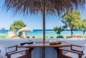 Suite, banheira de hidromassagem grande, vista para o mar | Terraço/pátio interior