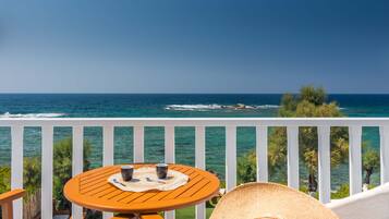 Suite, banheira de hidromassagem, vista para o mar | Cofre no quarto, ferro/tábua de engomar, Wi-fi grátis