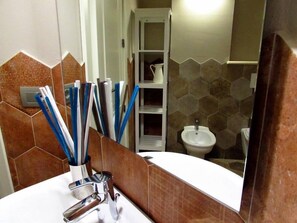 Quarto standard | Banheiro | Chuveiro, chuveiro com efeito de chuva, produtos de toalete grátis