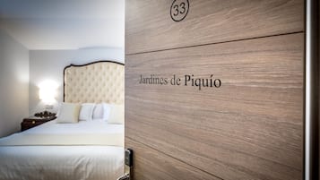 Quarto Duplo Deluxe (Jardines de Piquío) | Cofre no quarto, secretária, cortinas/cortinados opacos
