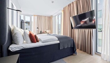 Quarto casal luxo, para não fumantes | Edredons de pluma, cofres nos quartos, escrivaninha