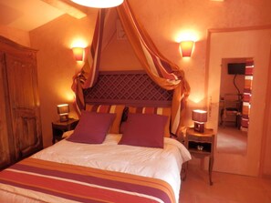 Suite Familiar | Cofre no quarto, com decoração personalizada 