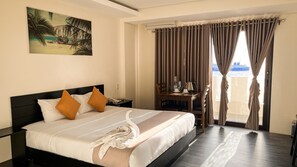 Quarto casal luxo, 1 cama King, vista para o oceano | Escrivaninha, quartos à prova de som, Wi-Fi de cortesia, roupa de cama