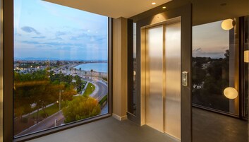 Fachada da propriedade à noite