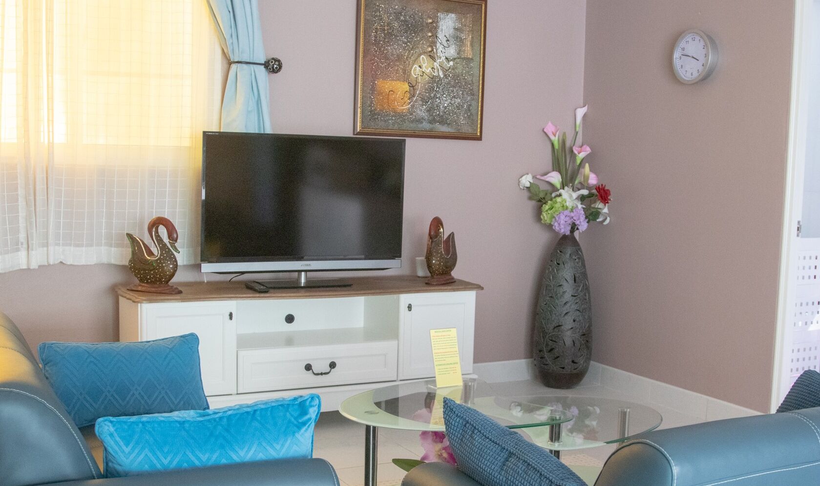 Estúdio Deluxe | Sala de estar | Televisor LCD de 40 polegadas com canais por cabo, televisor 