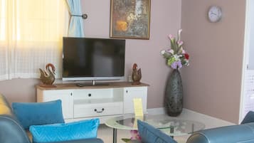 Estúdio Deluxe | Sala de estar | Televisor LCD de 40 polegadas com canais por cabo, televisor