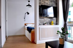 Apartamento luxo | Área de estar | TV de tela plana 42 polegadas com canais a cabo, TV